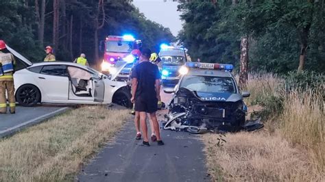 Święciechowa Wypadek radiowozu i tesli ranni policjanci Na sygnale