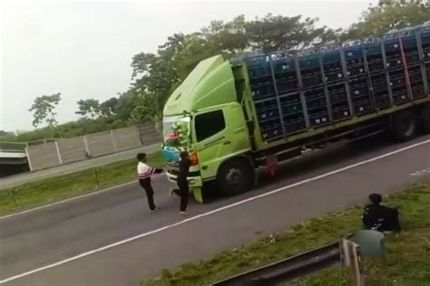 Foto Terjadi Lagi Remaja Tewas Karena Hadang Truk Demi Konten
