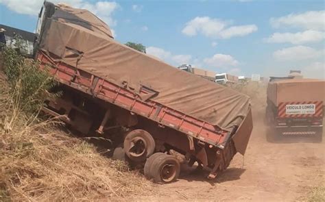 Três carretas se envolvem em acidente na BR 163 e trânsito fica
