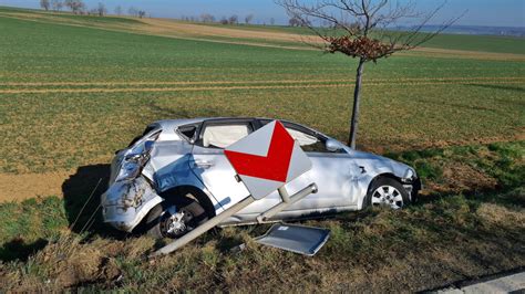 Gegenverkehr beim Überholen übersehen Schwerer Unfall auf der B 173