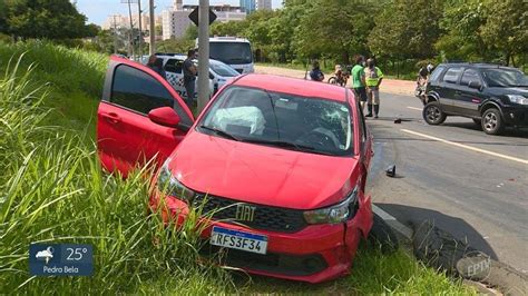 Perseguição a carro furtado termina acidente e detidos na área do