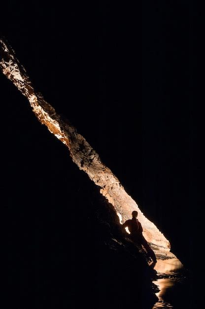 Espeleólogo explorando o rio da caverna subterrânea Foto Premium