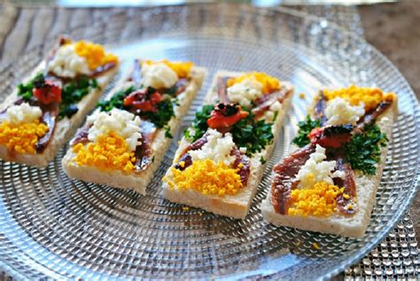 Canap S Navide Os F Ciles Con Anchoa Y Huevo La Cocina De Serrats