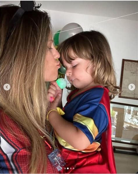 Daiana E Tiago Leifert Mostram Sua Filha Fantasiada Que Fofura