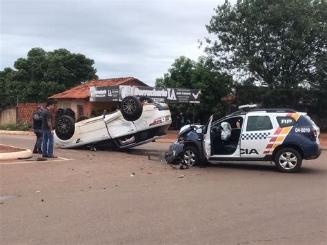 Viatura da PM bate e carro capota em Rondonópolis MT Mato Grosso G1