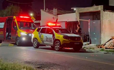Briga de casal acaba mulher esfaqueada no pescoço e rapaz preso