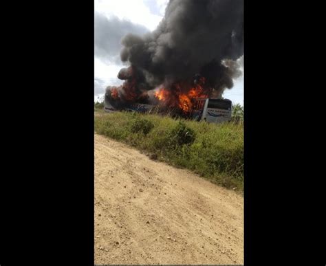 Batida entre ônibus na BA 120 Motoristas morrem carbonizados e ao