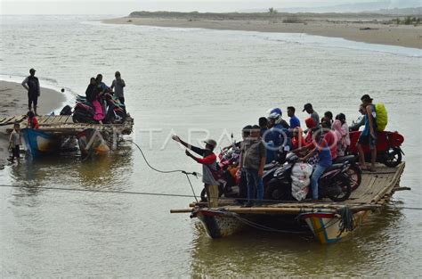 JASA PENYEBERANGAN SUNGAI ANTARA Foto