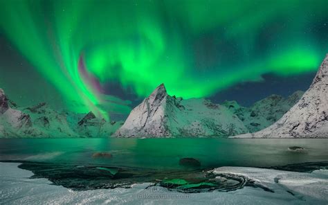 Ligt Swirl Olstinden Mountain Peak Under Aurora Sky