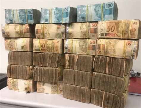 R 3 3 milhões são apreendidos dentro de carro dois homens em posto