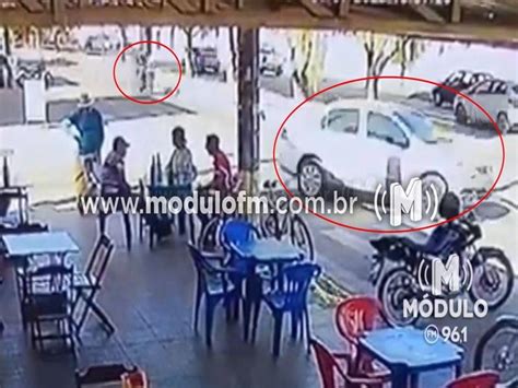 Vídeo mostra momento em que carro fecha motociclista causando grave
