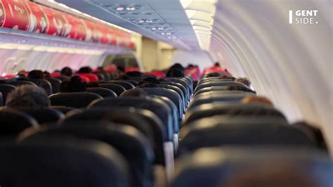 Rücksichtslos Frau filmt unangenehme Szene im Flieger und entlarvt ein