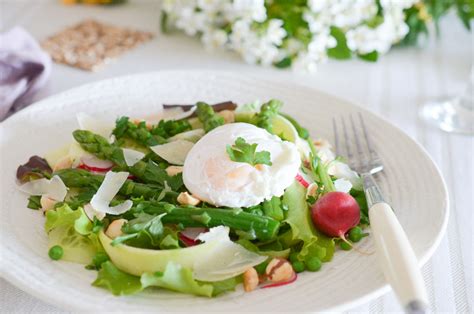 Salade toute verte aux asperges et son oeuf poché Les Pépites de Noisette