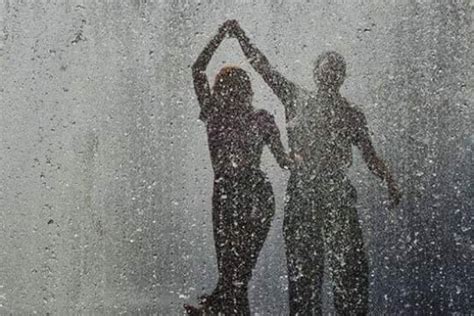 En La Crisis Baila Bajo La Lluvia EXTRA El Diario De Todos
