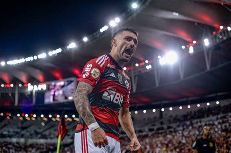 Flamengo despacha Bragantino em jogo frenético e cola no líder