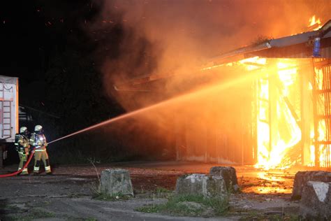 Bad Salzuflen Feuer zerstört bei Großbrand Lagerhalle in Schötmar