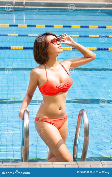 Junge Frau im Swimmingpool stockbild Bild von schönheit 54865859