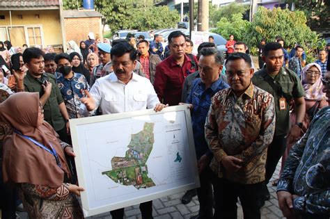 Serahkan Peta Bidang Penguasaan Tanah Menteri ATR Kepala BPN Harap