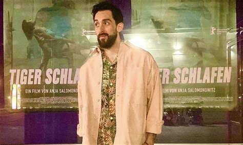 Adrian Moskowicz Nudo L Attore Mostra Il Pisello Bitchyx