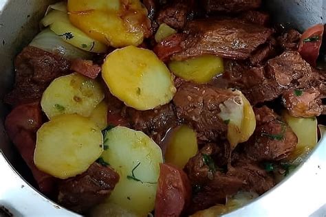 Carne de panela batatas na panela de pressão bem temperadinha e