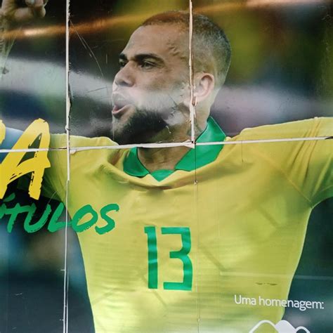 Daniel Alves deve ser julgado ainda este mês por acusação de estupro na