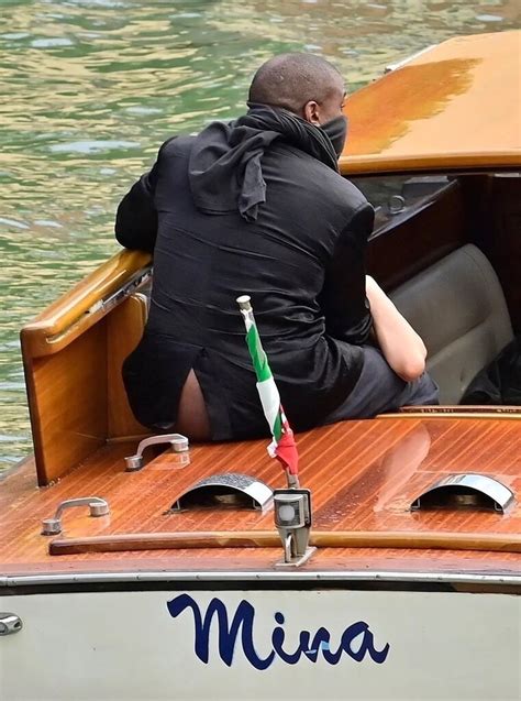 Kanye West mezzo nudo bandito dalla società di motoscafi a Venezia E
