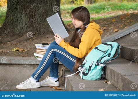 Une Fille De Ans Se Trouve Dans Les Escaliers Et Lit Un Livre Dans