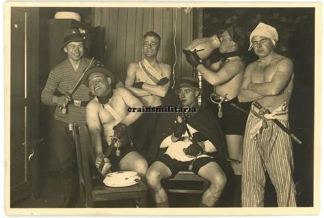ORIG FOTO HALB nackte Förster Soldaten m Dolch Sabel Schwert Humor