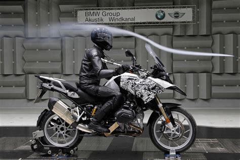 Cómo conducir una moto con viento Moto1Pro