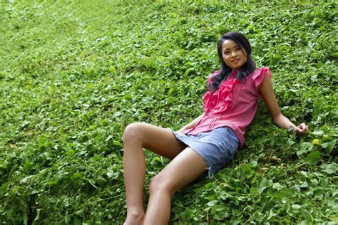 Fille Rotique Avec La Mini Jupe Sur L Herbe Verte Image Stock Image