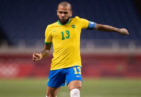 Ex jogador Daniel Alves é condenado a 4 anos e seis meses de prisão