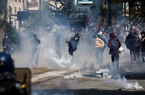 Violentos confrontos entre polícias e manifestantes durante protestos