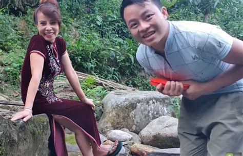 Cô dâu 62 tuổi khoe món quà bất ngờ chồng trẻ tặng bên bờ suối dân