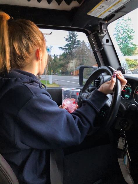 Pin De Grachi En 2024 Mujer Manejando Carro De Chica Conducir Coche