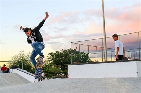 Praticantes De Esportes Radicais Recebem Pista De Skate E Patins