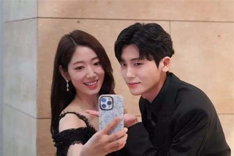 Les Co Stars De Heirs Park Hyung Sik Et Park Shin Hye Partagent Une