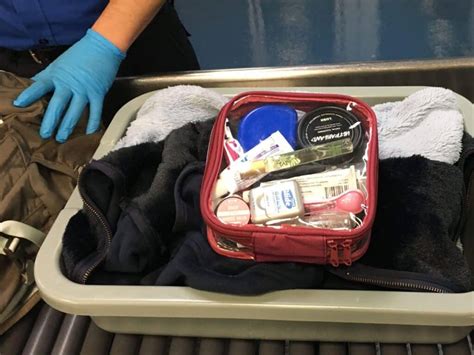 Les Essentiels De La Trousse De Toilette Pour Voyager En Avion Tout