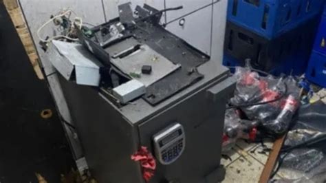 Caminhonete bate em árvore no Ipiranga e deixa três pessoas feridas
