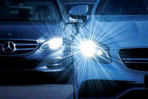 La DGT recuerda cómo hay que usar las luces del coche y por qué es