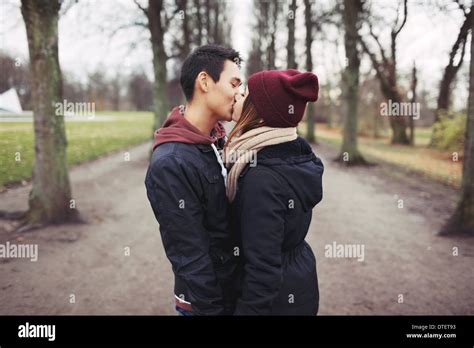 Junges Liebespaar Küssen Im Freien Im Park Gemischte Rassen Mann Und Frau Teenager Liebe