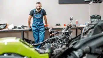 Funciones de un mecánico de motos descubre sus tareas
