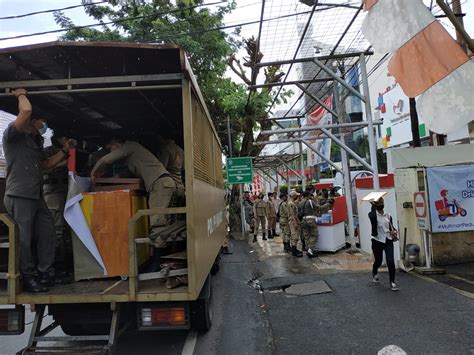 SatPol PP Manado Tertibkan PKL Yang Berjualan Di Atas Trotoar Kompleks