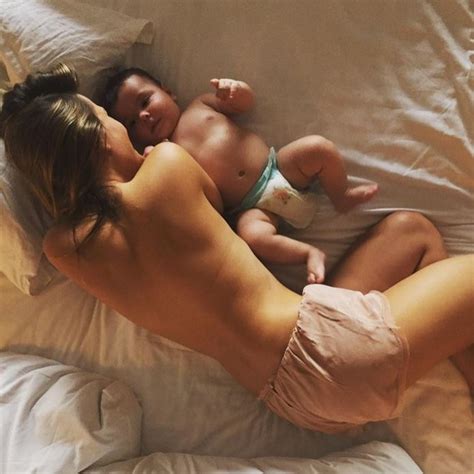 Ego Luisa Mell Aparece Sem Blusa Em Foto Deitada Na Cama O Filho