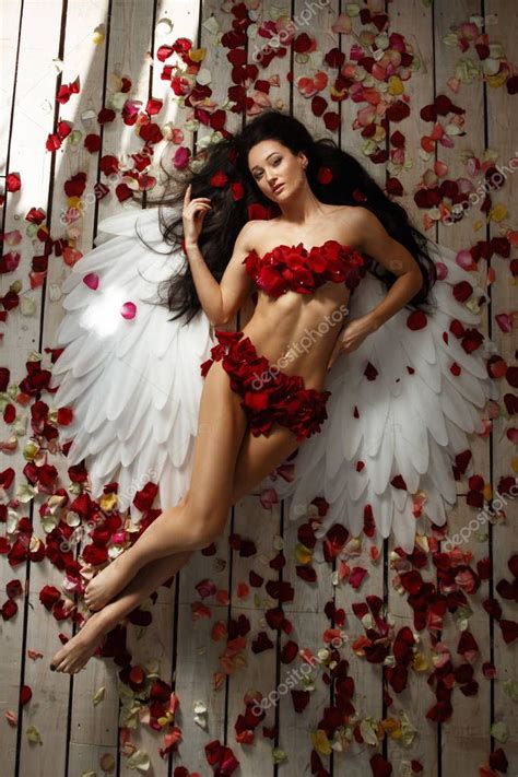 Hermosa magnífica mujer joven desnuda con el pelo largo morena suelta