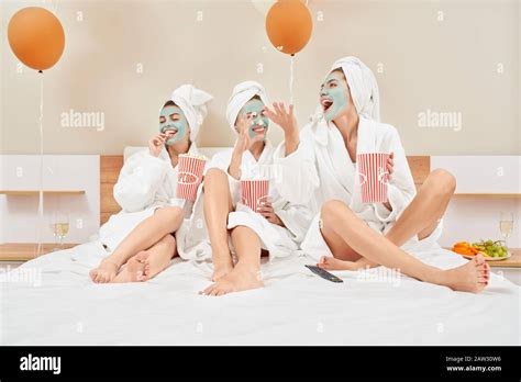 Vista Frontal De Un Grupo Sonriente De Chicas Con Máscaras Toallas Y Batas De Baño Disfrutando