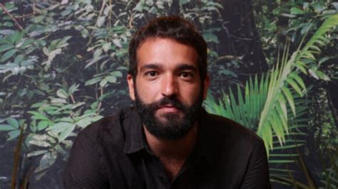 Humberto Carrão de Renascer troca beijos atriz confirmada em