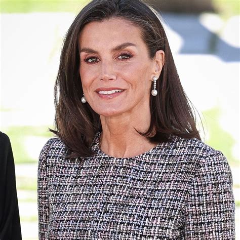 La Reina Letizia Deslumbra Con Estilo Elegante En Tweed HOLA