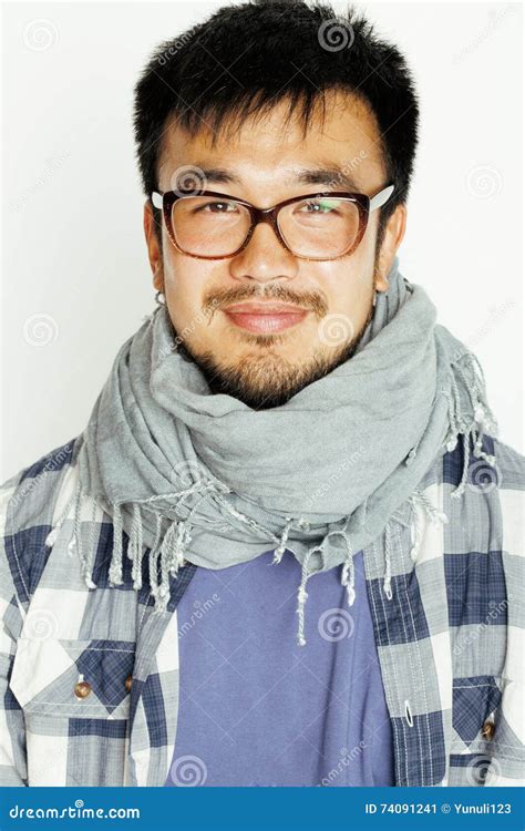 Junger Hübscher Asiatischer Mannhippie In Den Gläsern Auf Weißem Hintergrund Lächelnd Modernes