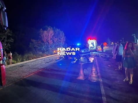 Colisão frontal entre veículos deixa dois mortos e três feridos na BR