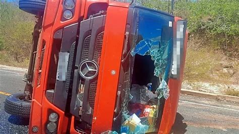 Família fica ferida após caminhão tombar em ladeira no Piauí